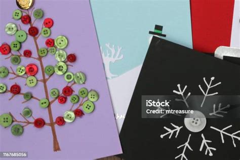 컷 아웃 산타 클로스 눈사람 눈송이 구불 구불 버튼과 크리스마스 나무와 함께 수제 Diy 쉬운 크리스마스 카드 디자인의 이미지와