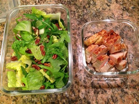 오늘 점심은 그릴드치킨샐러드 어제 녀석이 그릴에 구운 닭가슴살 전자렌지에 데워서 샐러드에 얹어먹을 예정 Flickr
