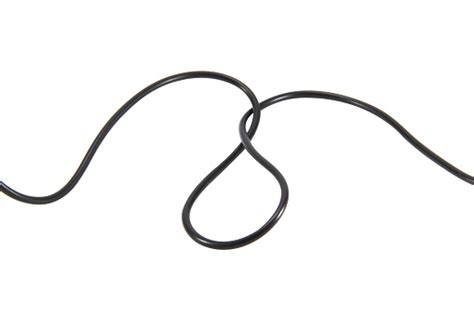 흰색 배경에 격리된 Usb 및 어댑터의 검은색 와이어 케이블 전자 커넥터선택 초점 클리핑 패스 흰색 배경에 대한 스톡 사진 및