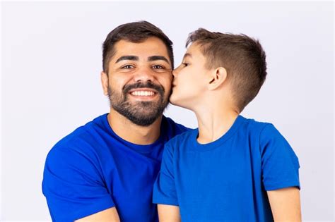 Filho Abraçando E Beijando O Pai No Fundo Branco Feliz Dia Dos Pais