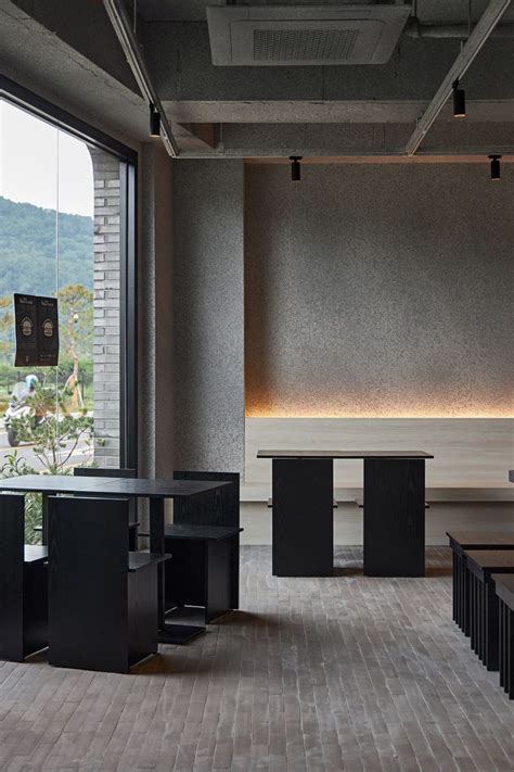 블랙톤 인더스트리얼 모던 분위기의 30평 양식집 인테리어 업체 인테리어 커피숍 디자인 인더스트리얼 인테리어 디자인