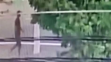 Vídeo Jovem de 19 anos desaparece após ser abordada por homem enquanto