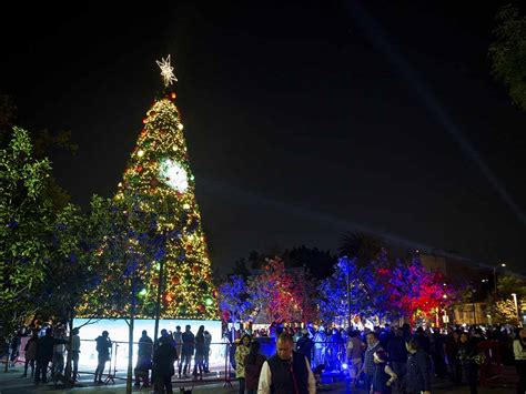 Villa iluminada y pista de hielo en Jardín Pushkin