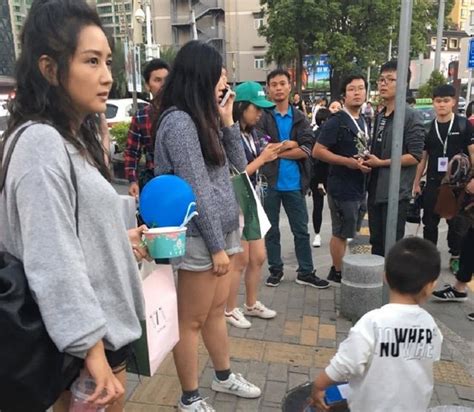 何潔帶著兒子在街頭錄節目，七寶很乖一路沒有哭鬧 每日頭條