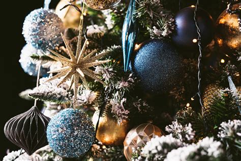 메리 크리스마스와 새해 복 많은 새해 휴일 실내 크리스마스 트리 장식 매크로 또는 그 아래에 있는 Xmas 나무와 선물의 사진을 닫습니다 기프트 카드 의 배경 0명에 대한