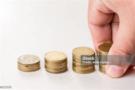 흰색 배경 위에 고립 된 금속 동전 더미와 동전 더미를 들고 개념에 대한 스톡 사진 및 기타 이미지 개념 개념과 주제