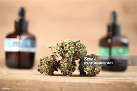 Cbd 오일 대 마 제품 Cbd 오일에 대한 스톡 사진 및 기타 이미지 Cbd 오일 Cannabis Indica Thc