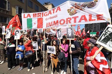 Aprile Milano In Piazza Per La Liberazione Il Corteo La Repubblica