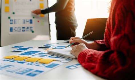 Ui 개발자 팀이 노트북 스마트폰 및 디지털 태블릿으로 프로젝트를 브레인스토밍하는 모습을 닫습니다 창의적인 디지털 개발 대행사 개발에 대한 스톡 사진 및 기타 이미지