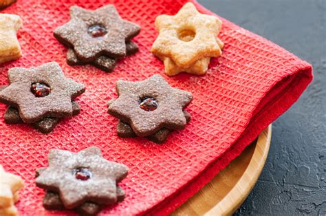 라즈베리와 오렌지 잼 초콜릿과 바닐라 Linzer 스타 쿠키의 접시 축제 크리스마스 디저트입니다 0명에 대한 스톡 사진 및 기타