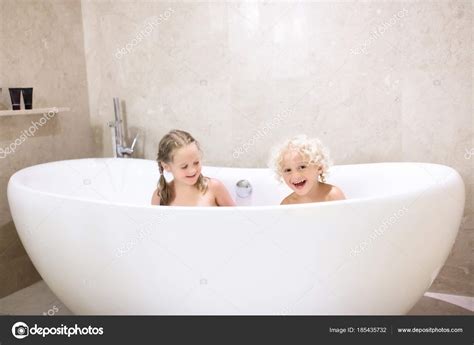 Дети в ванной Дети купаются Семейная ванная комната стоковое фото ©famveldman 185435732