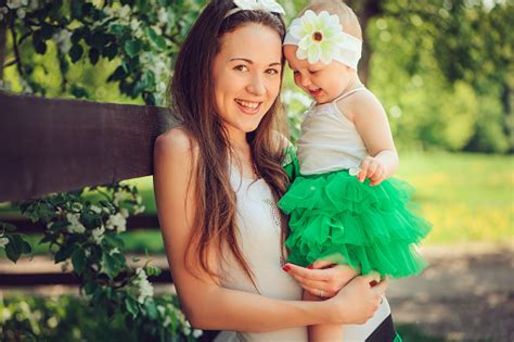 긴 스커트와 셔츠 어머니와 아기 딸의 봄 초상화는 일치하는 의상에 야외재생 행복한 가족 즐기는 휴가 가족에 대한 스톡 사진 및 기타 이미지 Istock