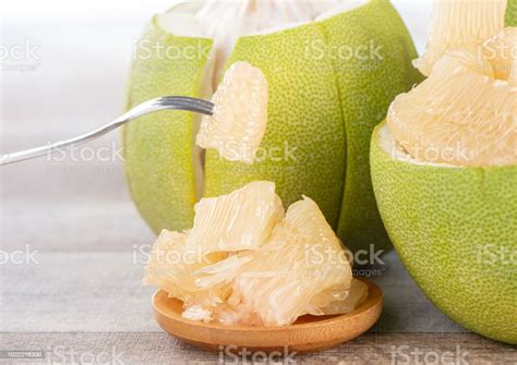 신선 하 고 껍질을 벗 겨 Pomelo 나무 테이블 배경에서 조각와 자 몽 Mid Autumn Festival에 대한 스톡 사진