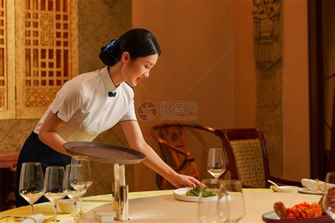 热情的酒店服务员上菜高清图片下载 正版图片507636425 摄图网
