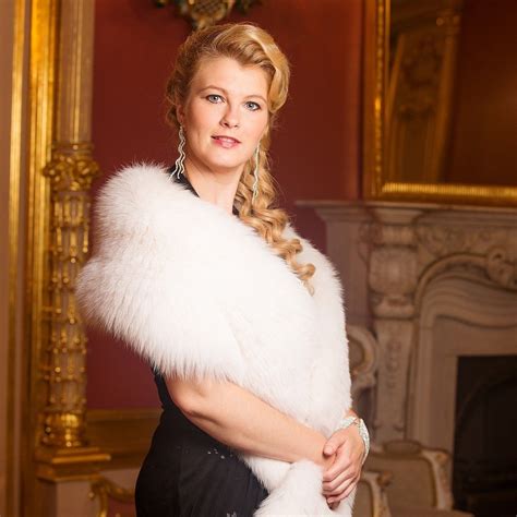 Pin By Robert Kl On Beautiful Women In Fur 4 Women White Fur Fur Coat
