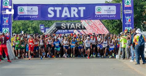 사진을 찍기 위해 포즈를 취하는 사람들의 그룹 사진 Unsplash의 무료 달리기 이미지