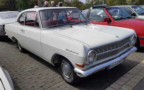 Ein Opel Rekord A Coupe am Start bei der Oldtimer Rallye in Hüls Fahrzeugbilder de