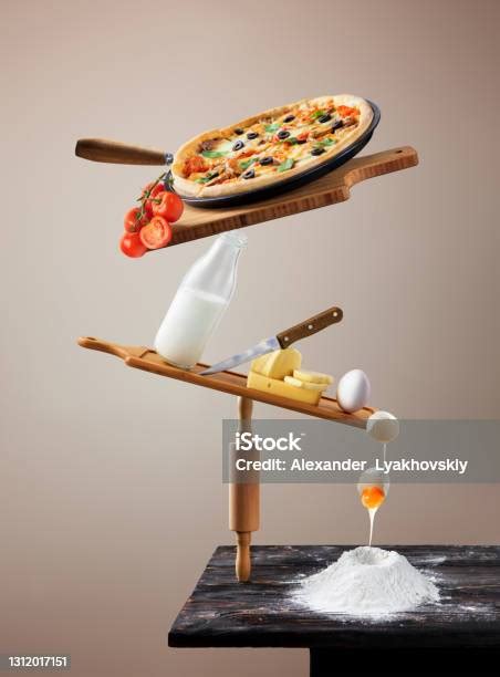 피자 만들기를 위한 재료의 균형을 잡는다 깨진 달걀은 밀가루로 떨어집니다 계란 의 부상 개념적 음식 현대적인 디자인 현대 미술 콜라주 패스트 푸드 아침 식사 점심의 개념