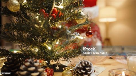 산타 모자와 축제 스웨터를 입고 공예에 종사하는 배경에 여자와 장식 된 크리스마스 트리의 클로즈업 12월에 대한 스톡 사진 및 기타 이미지 Istock