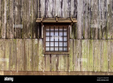 Fenêtre de la maison en gros plan d une ancienne cabane en bois La