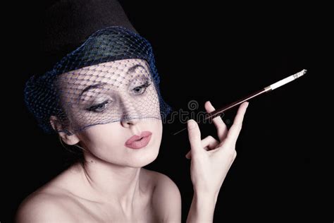 Donna Del Ritratto Con La Sigaretta In Sua Mano Retro Stile Fotografia