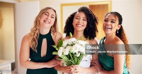 꽃 초상화 결혼식 친구 신부 파티 및 지원을 위해 침실에서 여성과의 결혼식 축하 결혼 집에서 사람들과 함께 결혼식 신부 들러리와 신부가 함께 사치를 위해 미소 짓는 20