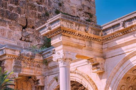 Detalhes aproximados de um famoso portão ou arco de adriano em antalya