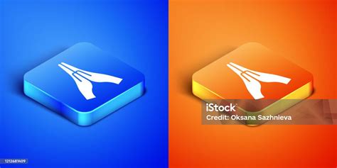 파란색과 주황색 배경에 격리된 기도 위치 아이콘의 등각 투영 손 신앙과 소망으로 하나님께 기도하십시오 정사각형 버튼 벡터 일러스트레이션 개념에 대한 스톡 벡터 아트 및 기타