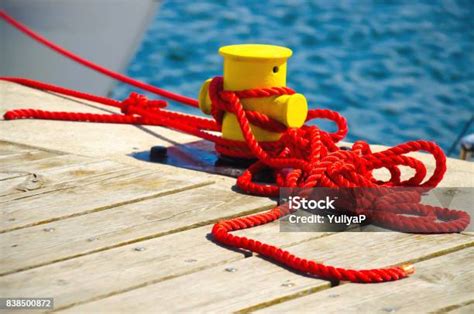 부두에서 기둥에 묶인 밧줄을 계 류 0명에 대한 스톡 사진 및 기타 이미지 0명 계류 금속 Istock