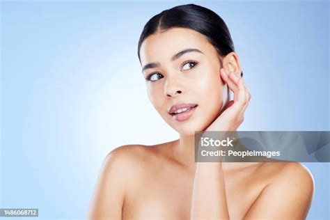 스킨케어 여성 화장품과 피부과 모형을 가진 모델의 생각 얼굴 뷰티 메이크업 및 여성 얼굴 피부의 화장품 웰빙은 스튜디오에서 스파와 콜라겐 트리트먼트로 빛납니다 20 24세에