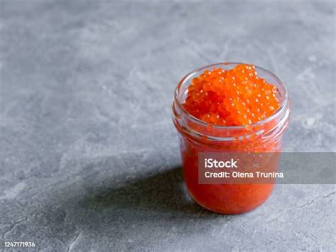회색 콘크리트 질감 표면에 항아리에 빨간 물고기 알 캐비어 회색 테이블에 고급 해산물 0명에 대한 스톡 사진 및 기타 이미지