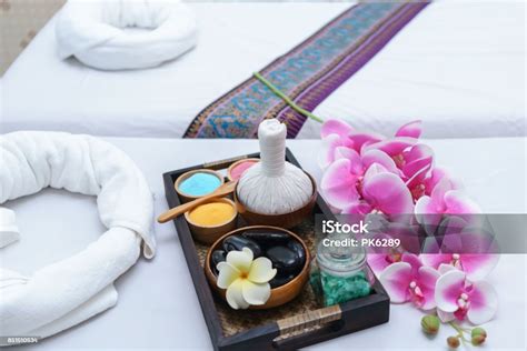 태국 허브 압축 뜨거운 돌 소금 물 태국 전통 마사지 마사지 테이블에 준비 및 스파 트리트먼트 개념에 대한 스톡 사진 및 기타