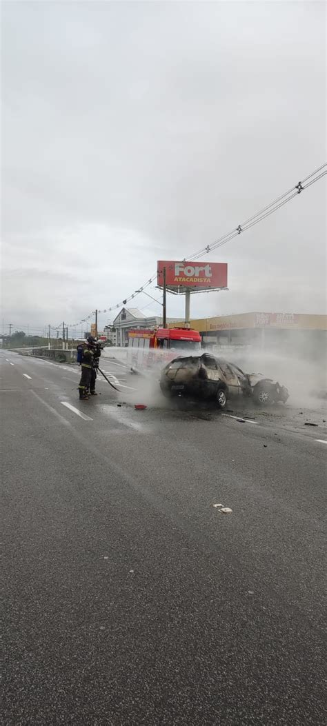 Carro Pega Fogo Após Colisão Em Florianópolis Scc10
