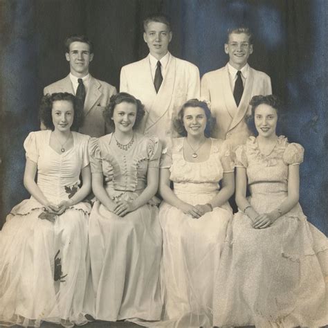 40 Vintage Photos Show What Prom Styles Looked Like In The 1940s