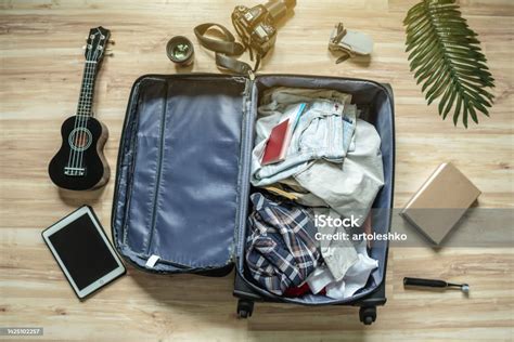 여름 방학을위한 여행 가방 포장 비행기로 바다로 여행하기위한 물건과 서류의 준비 0명에 대한 스톡 사진 및 기타 이미지 0명 가득 찬 가방 Istock