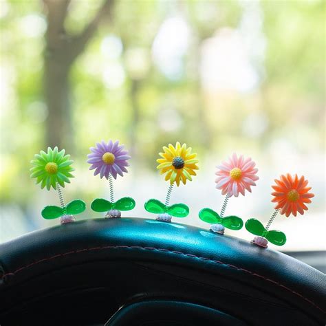 Cute Small Daisy Car Ornament Car Dashboard Shaking Decoration Orange