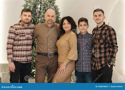 Madre Y Padre Con Sus Tres Hijos Sonriendo Gran Familia De Cuatro Hombres Y Una Mujer Cola