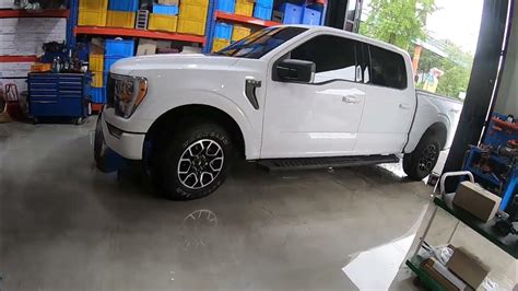 포드 신형 F150 전용 화이트 타입 듀얼 하이패스룸미러를 장착설치한 영상입니다 이외의 룸미러 흔들거림 액정유리파손수리 룸미러떨어짐 수리신규 장착 정보를 제공합니다