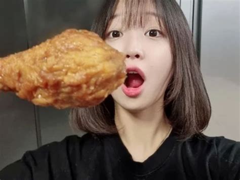 밥 먹을 돈이 부족해서 830만 먹방 유튜버 쯔양 충격적인 한 달 식비와 수입 공개했다