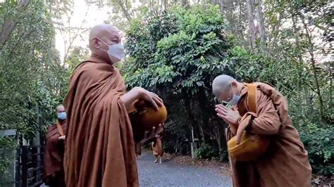ทำบุญตักบาตรวัดนาป่าพง เช้าวันที่ 11 กุมภาพันธ์ 2566 พระพุทธเจ้า