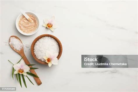 흰색 대리석 테이블에 다양한 스파 제품과 꽃이 있는 평면 배치 구성 텍스트를 위한 공간 0명에 대한 스톡 사진 및 기타 이미지 0명 건강한 생활방식 구도 Istock