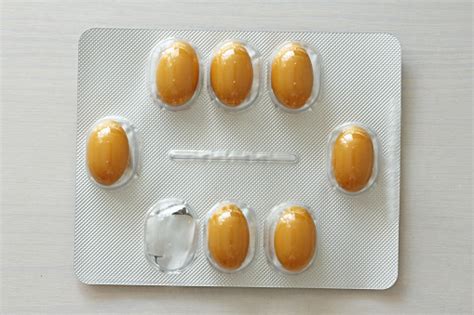 흰색 바탕에 노란색 또는 주황색 캡슐 알 약 의학 의약품 항생제 알 약 약 건강관리와 의술에 대한 스톡 사진 및 기타 이미지
