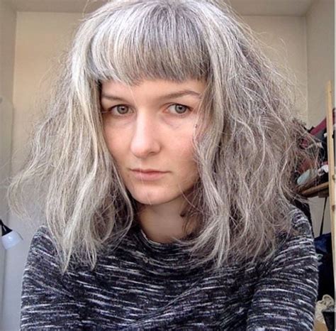 10 mujeres con canas que te convencerán de dejar crecer las tuyas Dye