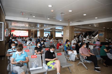 中国医师节 哈医大一院群力院区举行大型义诊惠及千余名市民活动进行患者
