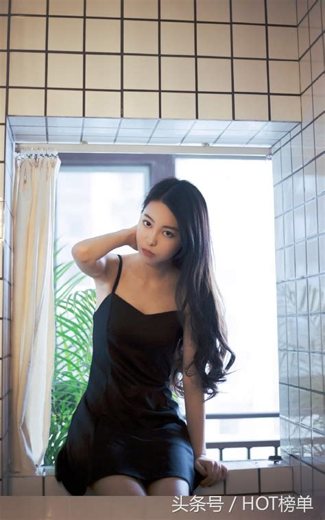 黑色吊帶裙美女性感誘人私房寫真圖片 每日頭條