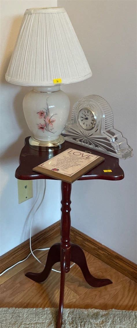 Small Mahogany Wood Accent Table W Contents 21t Lamo Clock And More