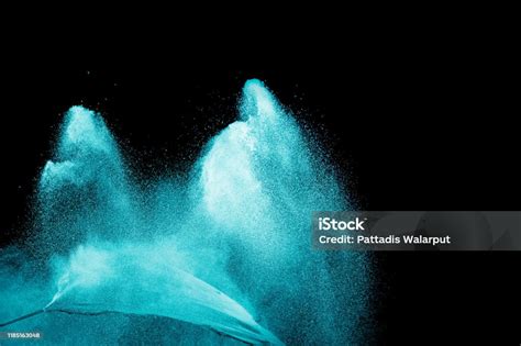 黒い背景に緑色の粉の爆発雲緑色のダストスプラッシュ お祝いのストックフォトや画像を多数ご用意 お祝い しぶき しぶきを上げる