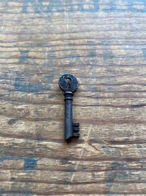 1 1 2l Mini Key Blackened Skeleton Key W Keyhole Opening Single Key