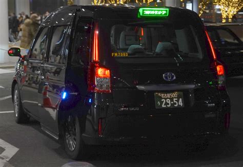 名古屋のジャパンタクシー 白か黒か・・・どっちもだ
