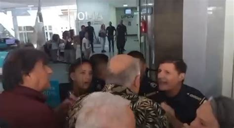 Empujones Gritos Y Forcejeos De Afiliados En La Sede Central De Ioma